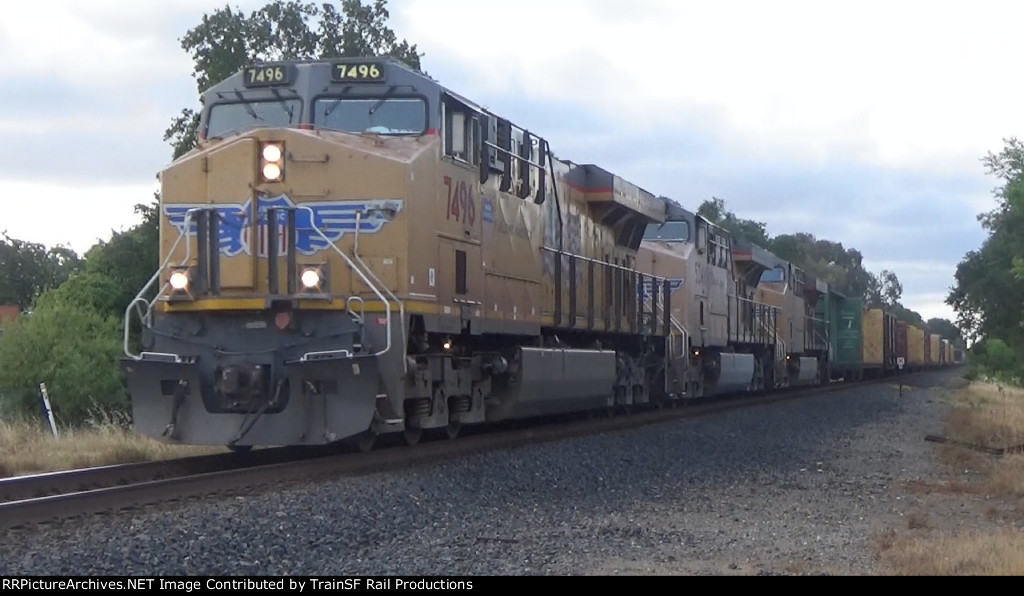 UP 7496 Leads a Manifest